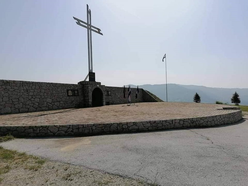 Notra - Tko zna, zna! - Sa spomen obilježja na Pješčari odnesen jarbol ...